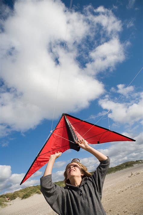 Junge Am Strand Lässt Drachen Steigen Bild Kaufen 70084512 Image