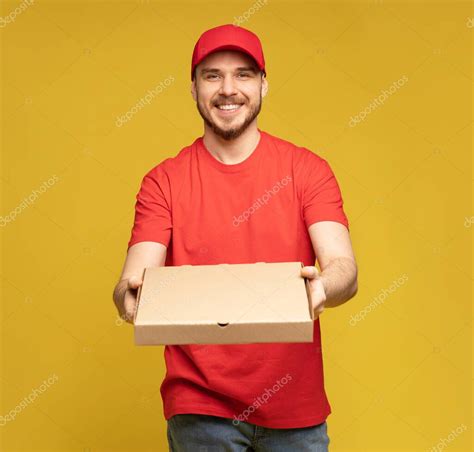 Hombre Feliz Del Servicio De Entrega En Camiseta Roja Y Gorra Dando