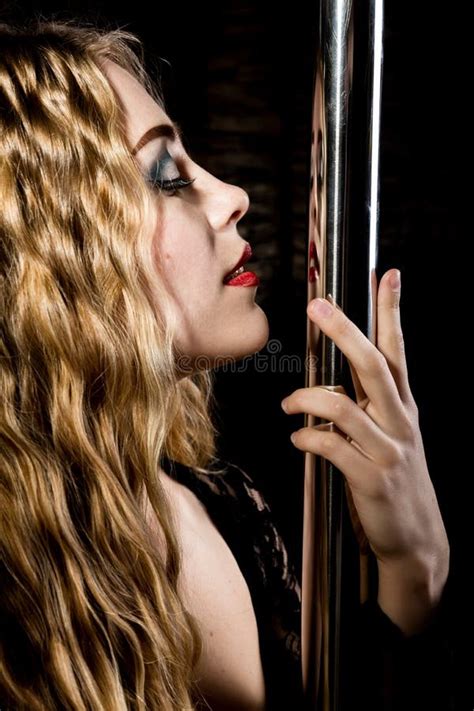 Ritratto Del Primo Piano Di Giovane Bella Ragazza Che Sta Vicino Al Pilone Immagine Stock