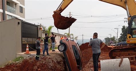 VÍdeo Carro Cai Em Buraco De Obra Na Saída Da Garagem De Um Prédio
