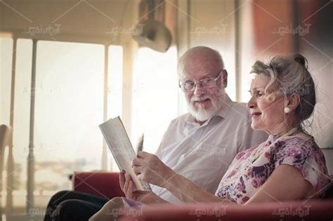 خرید و قیمت عکس با کیفیت پیرمرد و پیرزن در حال مطالعه ترب