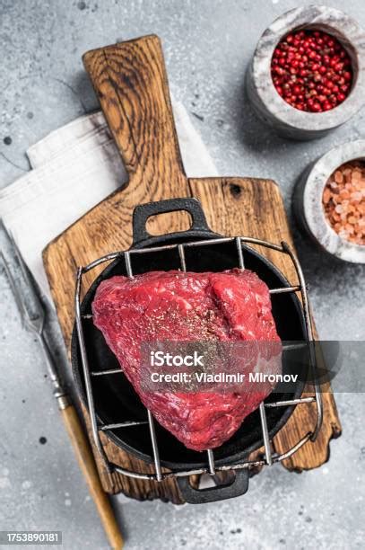 요리 준비가 된 그릴에 생 등심 또는 엉덩이 스테이크 회색 배경입니다 상위 뷰 0명에 대한 스톡 사진 및 기타 이미지 0명 Entrecôte 건강한 식생활 Istock