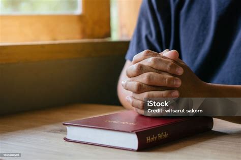 성경기도와 사람의 손 하나님께 드리는 기독교 생활 기도 사람은 하나님을 위해 기도합니다선함을 믿습니다 나무 테이블에기도에 손을 잡고 공동체에 대한 스톡 사진 및 기타 이미지