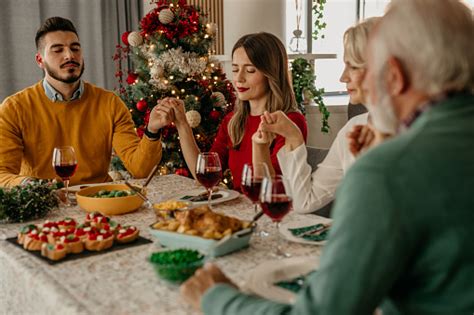 두 세대의 가족이 집에서 만든 진미로 가득 찬 전통적인 크리스마스 점심을 맛보면서 오래도록 기억에 남을 추억을 만듭니다 30 34세에 대한 스톡 사진 및 기타 이미지