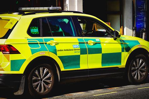 런던 앰뷸런스 응급 차량 측면보기 Nhs 표지판 폭스 바겐 Tiguan 자동차 Shaftesbury Avenue 0명에 대한 스톡 사진 및 기타 이미지 Istock