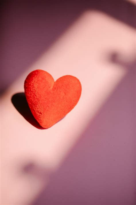 실내 Uppriktig 감정 감정 표현 그림자 낭만적 인 몸짓 낭만적 인 선물 낭만적 인 순간 낭만적인 낭만적인 분위기 따뜻한 로맨스 로맨틱한 상징