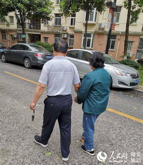 记者武汉调查：盲道被占屡见不鲜 无障碍设施仍需完善 搜狐大视野 搜狐新闻