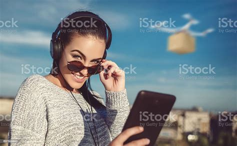 무인 항공기는 태블릿에서 주문 하는 여성을 위한 패키지를 제공 합니다 고객에 대한 스톡 사진 및 기타 이미지 고객 기업 재무와 산업 로봇 Istock