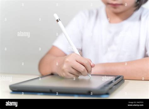 Femme Asiatique Qui Fait Ses Devoirs Sur Une Tablette Le Concept De L