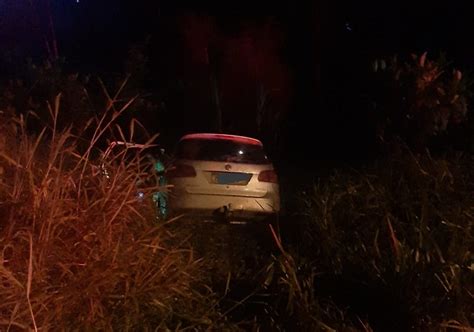 Carro sai de pista e cai em ribanceira de 10 metros em Taió