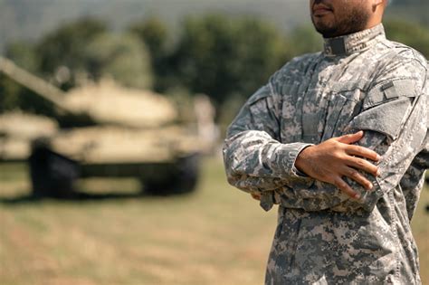 아시아 남자 특수 부대 군인이 현장 임무에 맞서 서 있습니다 사령관 육군 군인 전쟁 상태에서 전투 탱크 근처에 서 있는 제복을 입은 국가의 군사 수비수 30 39세에 대한