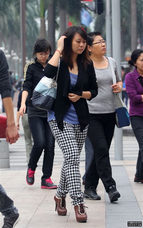 街拍的格子长裤美少妇优雅的姿态 中国娱乐资讯网cecetcn