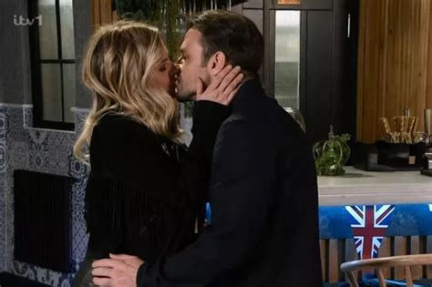 Coronation Street Fans Rumble Damon And Sarahs Downfall As Affair