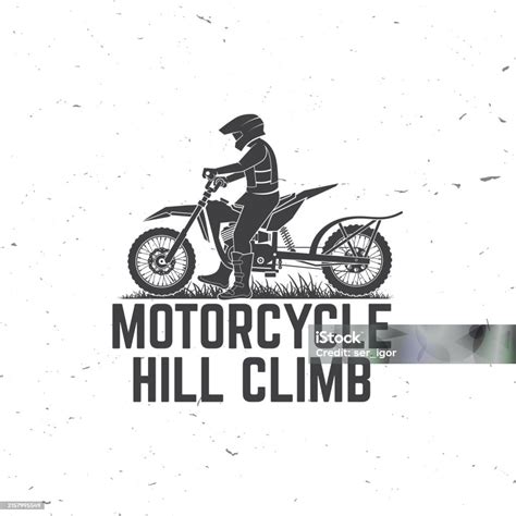 오토바이 언덕 오르기 로고 배지 스티커 벡터 일러스트 레이 션입니다 산에서 극한의 점프와 경주를 위한 오토바이를 이용한 익스트림
