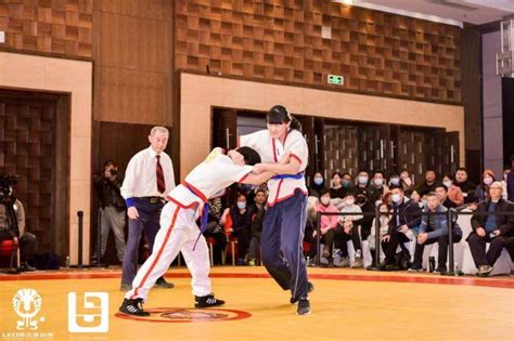 京城小跤王角逐中式摔跤挑战赛 传承传统文化 比赛