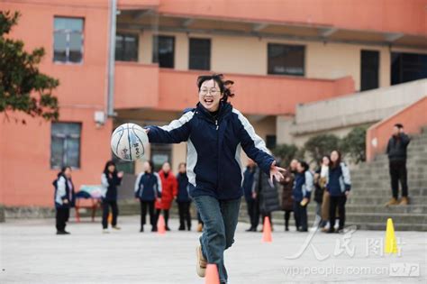 贵州黔西趣味活动迎三八 人民图片网