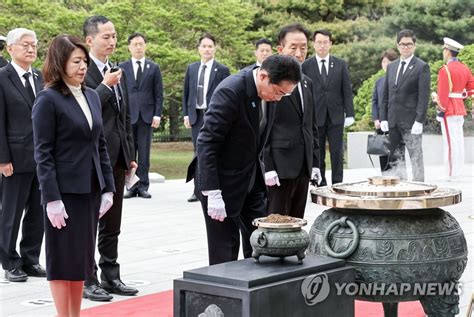 현충원 참배하는 기시다 후미오 일본 총리 내외 연합뉴스