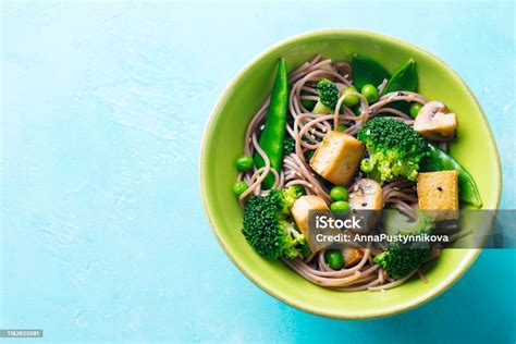 야채와 두부를 그릇에 튀긴 소바 국수 맨 위 보기 공간을 복사합니다 파란색 배경입니다 0명에 대한 스톡 사진 및 기타 이미지 Istock