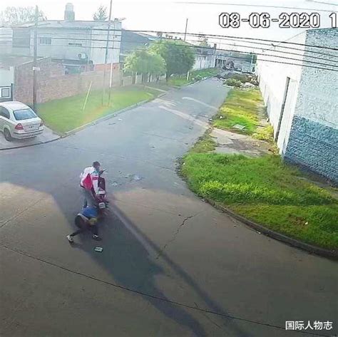女子遇到飞车党抢劫奋力反抗，不料头发卡进车轮，被拖行30余米