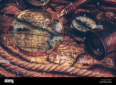 Alte Vintage Kompass Auf Alten Karte Stockfotografie Alamy