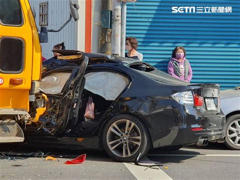 悚！bmw轉彎到一半「衝出砂石車攔腰撞」 驚悚畫面曝光 社會 三立新聞網 Setncom