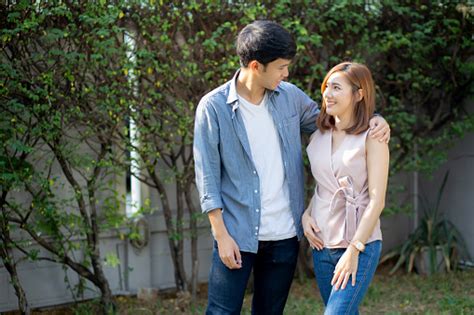 아름 다운 초상화 부부는 서로 다른 눈을 보고 행복 젊은 아시아 남자와 여자 관계 사랑 데이트 남편과 아내 느낌과 감정 연인 및