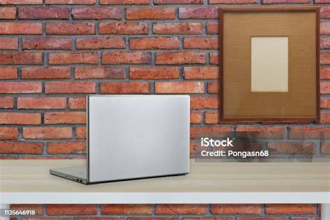 빨간 벽돌 벽 배경으로 나무로 되는 테이블에 까만 빈 스크린을 가진 노트북 컴퓨터 0명에 대한 스톡 사진 및 기타 이미지 0명 개념 개념과 주제 Istock