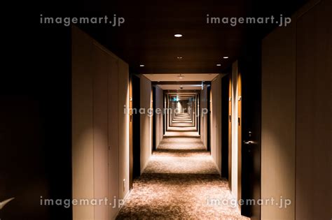 まっすぐに伸びる高級マンションの美しい廊下の写真素材 268505027 イメージマート