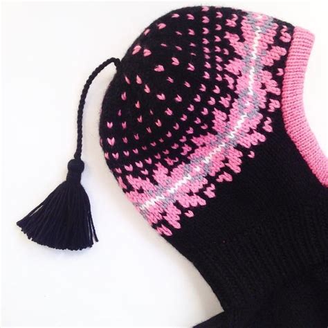 Не люблю детские шапки с помпонами Нет они красивые и выглядят очень мило Но по мне они не