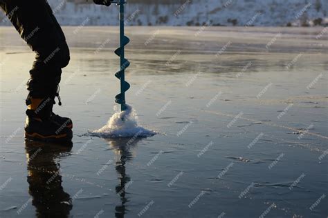 Piolet Vis à Glace Sur La Pêche Hivernale Dans Les Grottes De Glace La