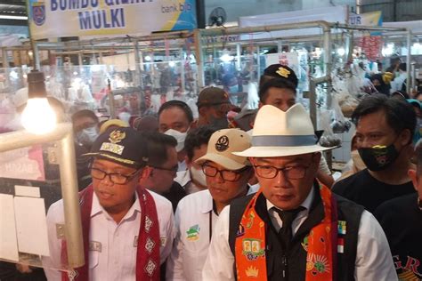 Foto Tinjau Harga Bahan Pokok Di Pasar Sukatani Depok Ridwan Kamil