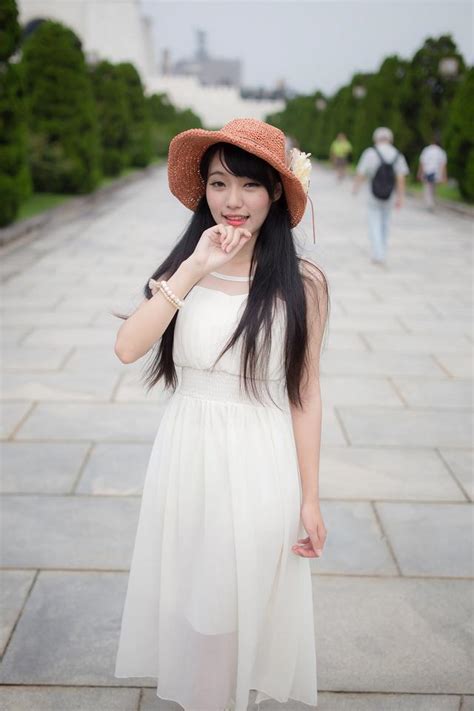 一襲白裙長髮及腰的你漫步在樹林裏 每日頭條