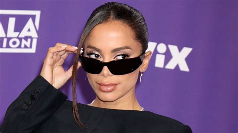 Anitta Se Pasea Por Las Calles De Brasil En Moto Y Con Un Mini Short
