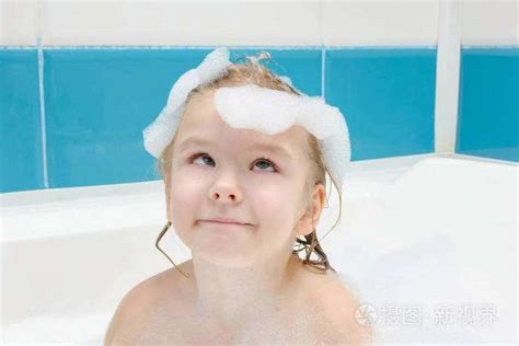 幼儿园小女孩洗澡 图库 五毛网