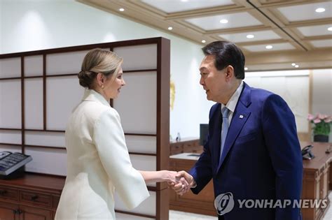 젤렌스카 영부인 만난 윤석열 대통령 연합뉴스