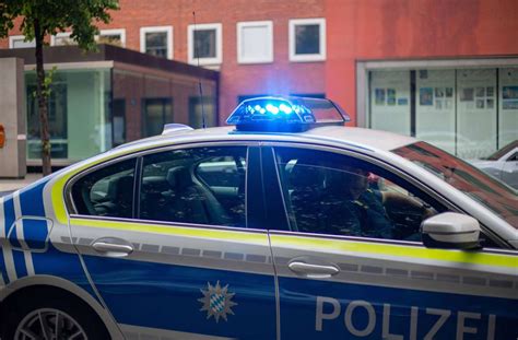 Kurioser Unfall In Bayern Autofahrer Prallt Mit Knapp 100 Km H In