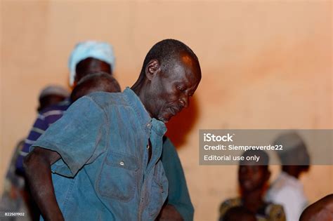 Sokode 토고1 월 12 일 2017 미확인 Togolese 남자 저녁 현지 쇼에 토고 사람들은 나쁜 경제 때문에 가난의