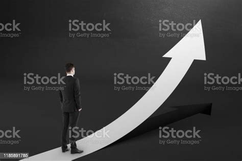 검은 배경에서 흰색 위쪽 도로 화살표를보고 사업가와 개인 성장 개념 개념에 대한 스톡 사진 및 기타 이미지 개념 개발