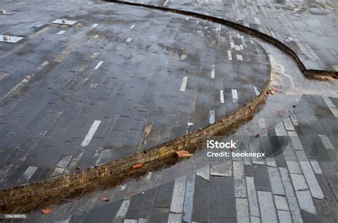 화강암 포장 은 행에 돌 포장 볼록 스테인레스 스틸 쿼터 제트와 물 샤워를 쌓아 물 특징은 자갈 광장에서 직접 제공됩니다 중앙 주위의 원형 홈 0명에 대한 스톡 사진 및