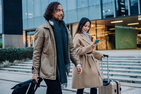 출장 중 두 명의 비즈니스 사람들 사무실 건물 앞에서 걷고 수하물을 들고 나름에 대한 스톡 사진 및 기타 이미지 나름 남자 사업가 수하물 Istock