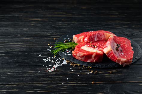 검은 나무 테이블 배경에 돌 커팅 보드에 육즙 원시 쇠고기의 세 조각 0명에 대한 스톡 사진 및 기타 이미지 0명 건강한