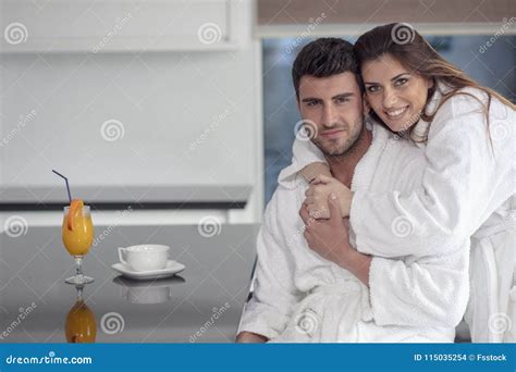 Ritratto Di Un Uomo E Della Sua Moglie Nella Cucina Mentre Mangiando