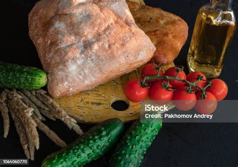 야채와 검은 나무 테이블에 소박한 스타일에서 빵의 구성 빵 토마토 오 이입니다 0명에 대한 스톡 사진 및 기타 이미지 0명