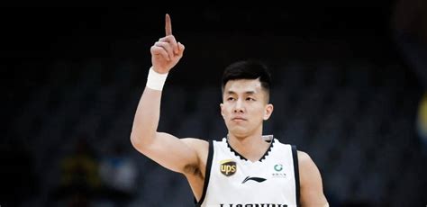 上午十点郭艾伦宣布喜讯李梦乐开花球迷送上祝福 cba 辽宁省 获得了