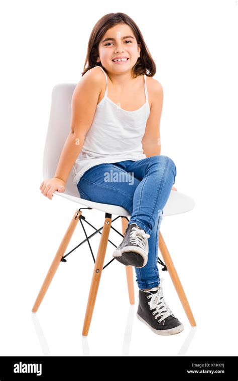 Petite Fille Assise Sur Une Chaise Banque De Photographies Et Dimages