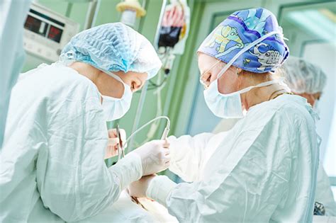 외과의는 수 있기를 바라고 있습니다 여성 의사와 병원 운영 하위 수술 가정의 방에 대한 스톡 사진 및 기타 이미지 가정의 방
