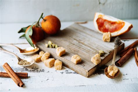 뜨거운 음료와 함께 겨울 저녁 새 해를 축 하 합니다 Mulled 와인 또는 들어간다 성분 흰색 배경 최고 볼 수 있습니다