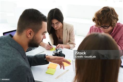 남성과 여성의 학생 건축 프로젝트 함께 사용 하 여 노트북 컴퓨터 온라인 응용 프로그램 Wifi에 연결 된 그것에 노력 하는 새로운 건물 건축의 계획을 그리기의 숙련 된