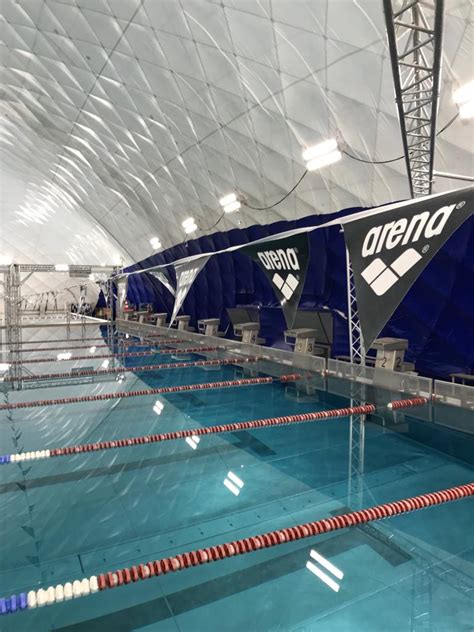 Unsere Traglufthalle auf 3000 qm mit 10 Bahnen à 50 Meter einem