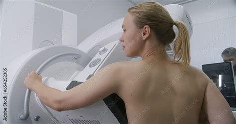 Foto De Adult Woman Stands Topless Undergoing Mammography Scanning Checkup In Clinic Radiology